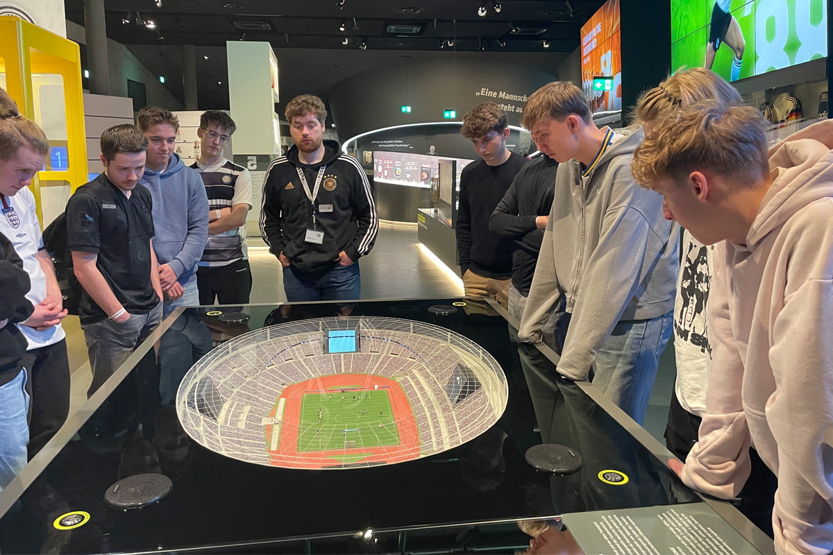 „Der Ball ist bunt“: Projekttag zum Thema Europa und Fußball ...